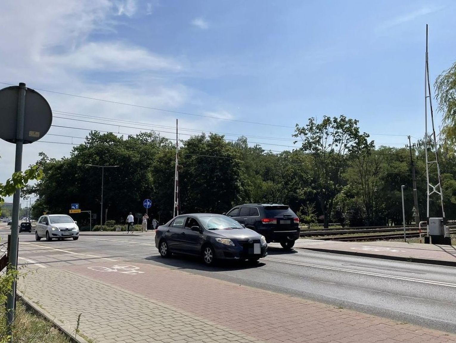 Wjechał na przejazd kolejowy mimo opuszczających się rogatek!